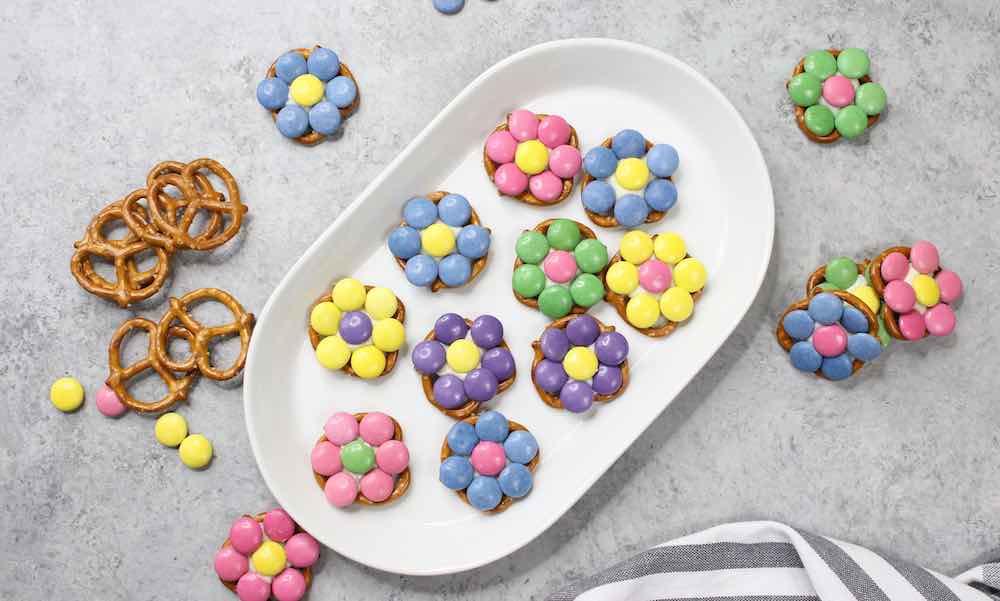 Easter Pretzel Flower Bites {3 Ingredients} - TipBuzz